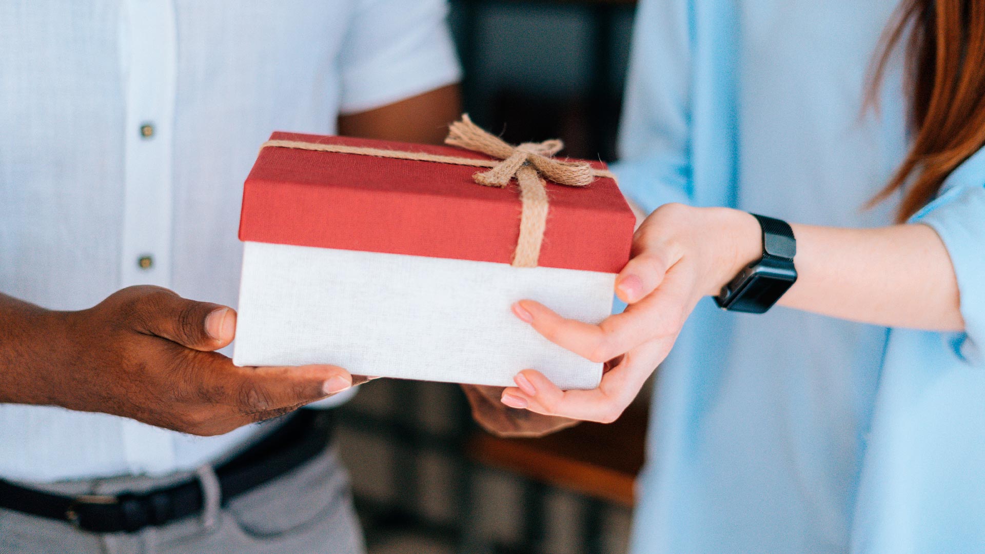 ¿Cuál es el obsequio corporativo promedio? Una guía para un obsequio efectivo y práctico ...